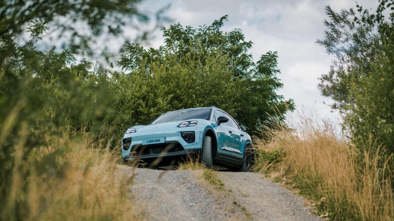 Spesifikasi Porsche Macan Frozen Blue Metallic, Peringati 1 Juta Unit ...
