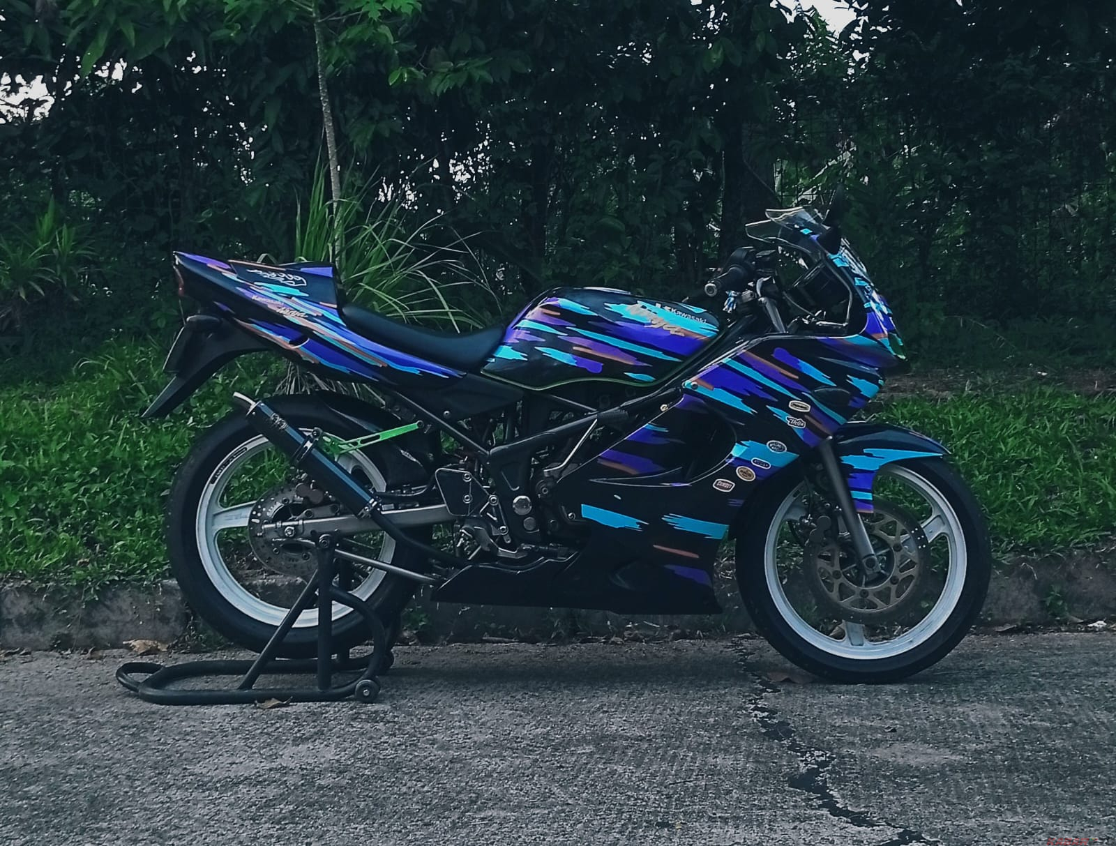 Pesona 'Jambakan Setan' Kawasaki Ninja 150 2-Tak yang Kian Diburu ...