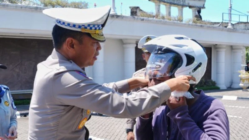 Pengendara Motor Wajib Tahu, Ini Sanksi Tak Pakai Helm SNI - kabaroto